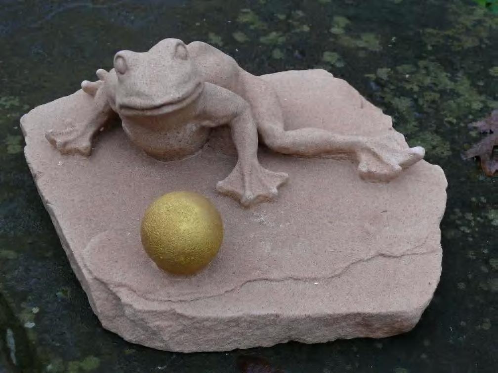 Frosch mit goldener Kugel - Steinfigur